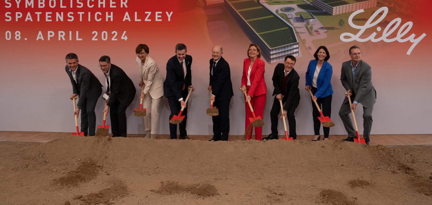 "Ich bin ein Alzeyer": Lilly-CEO Dave Ricks und Bundeskanzler Olaf ...