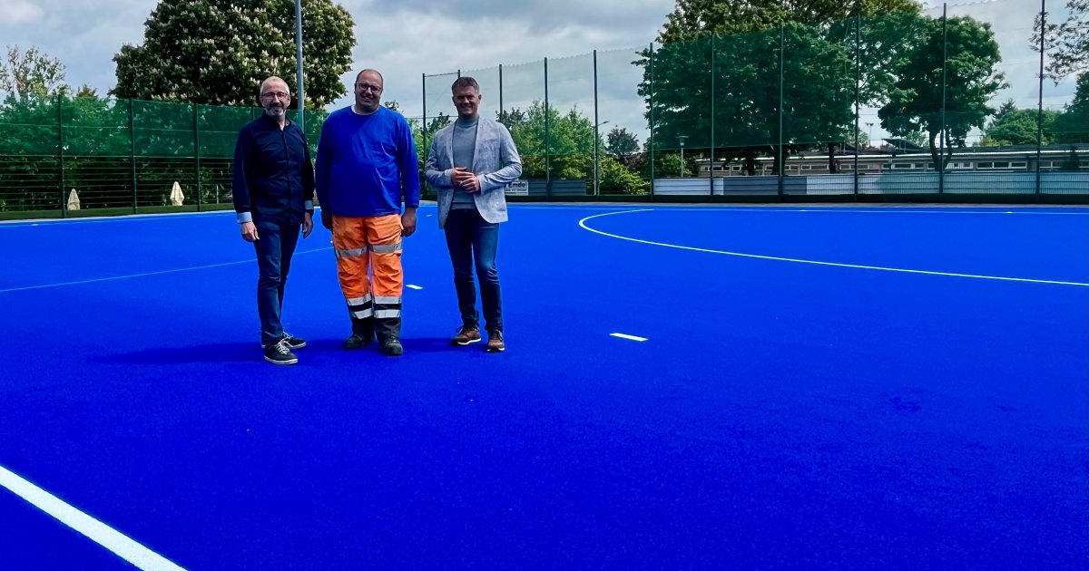 Unten wird schon gespielt, oben noch gebaut: Hockeyfeld im ...